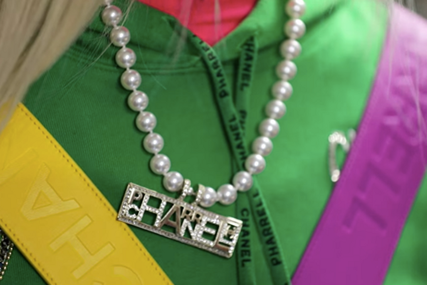 Chanel dévoile sa collaboration avec Pharrell Williams en vidéo